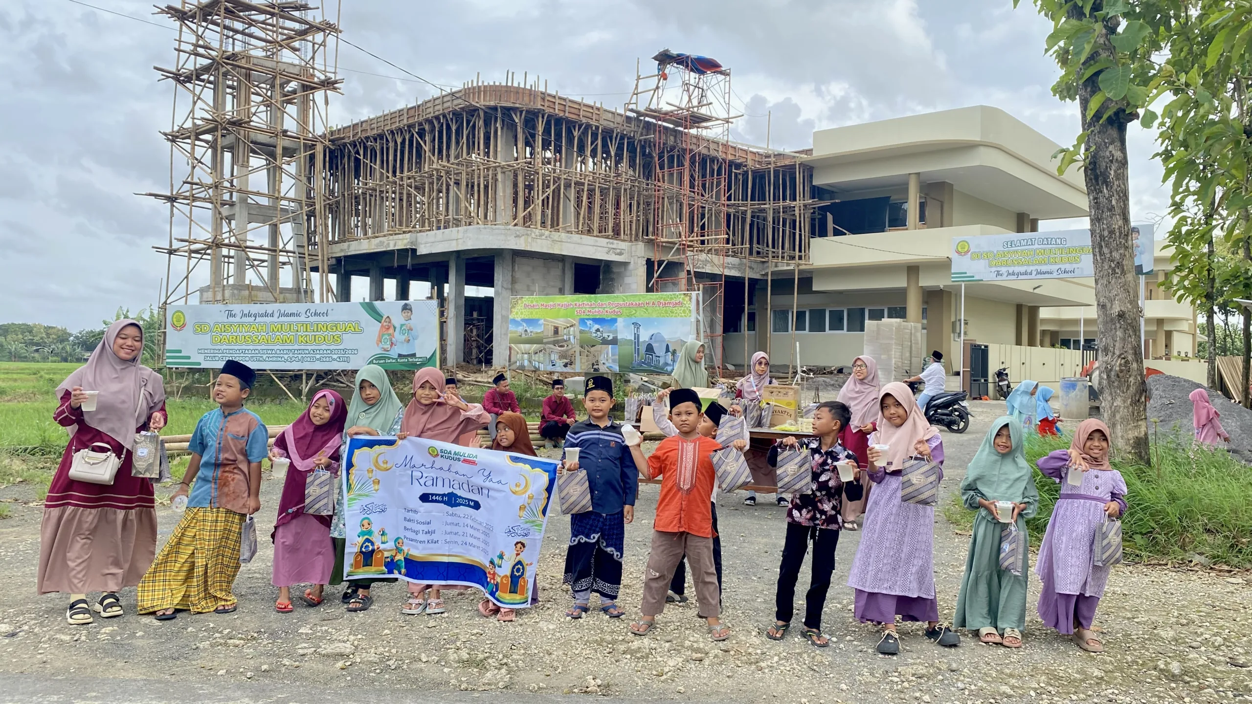 SD Aisyiyah Multilingual Darussalam Kudus Tebarkan Berkah Ramadan dengan Berbagi Takjil – SDA ...